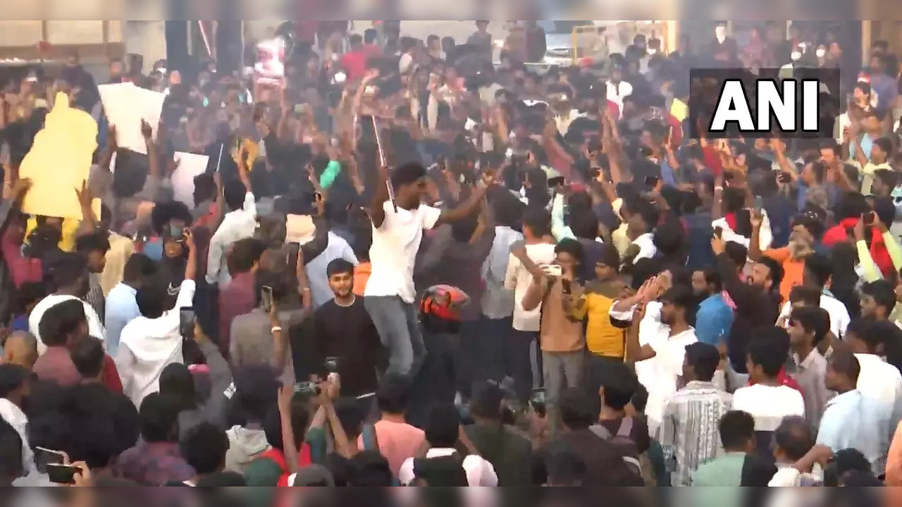 Actor Ajith Kumar's fan jumps in excitement from lorry near Rohini ...