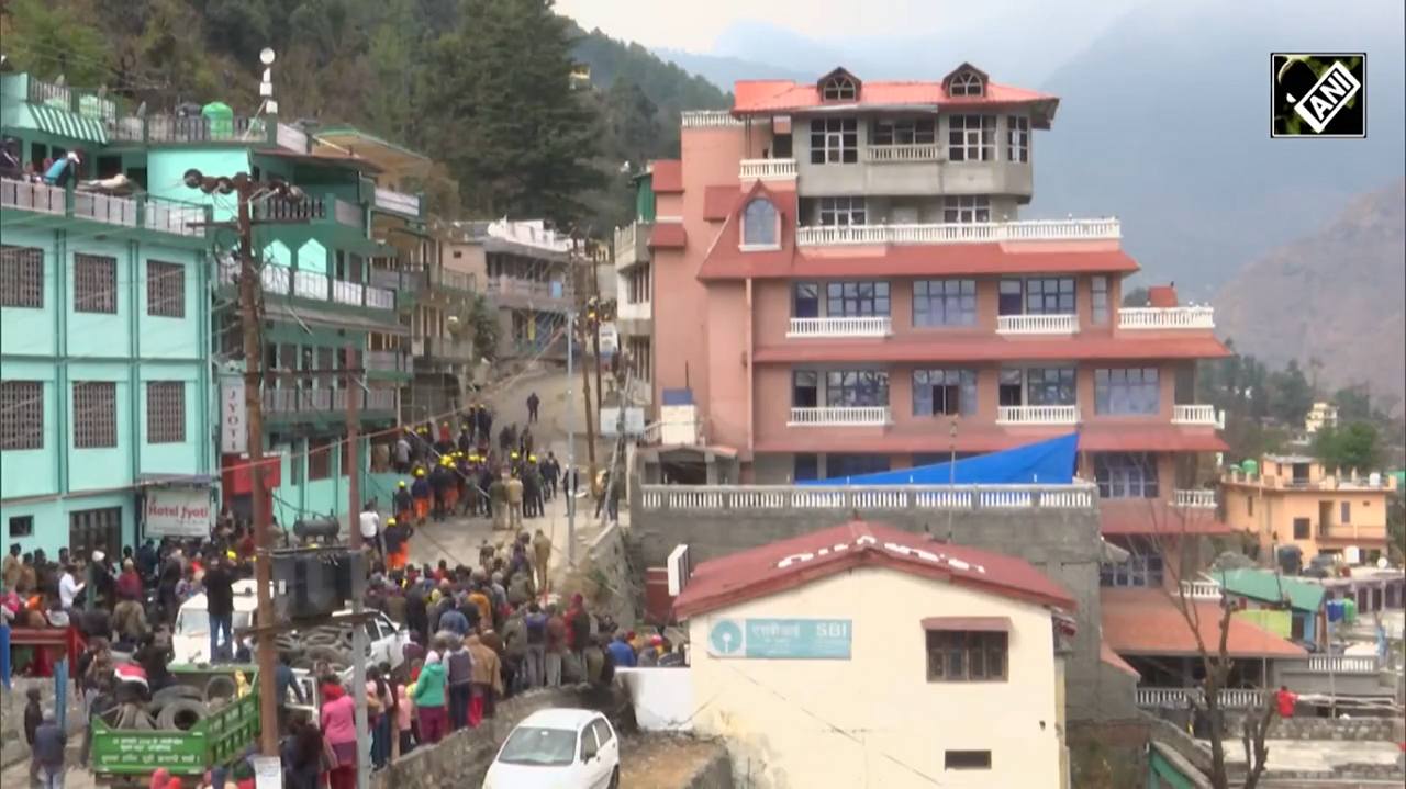 Joshimath subsidence: 2 tilting hotels on verge of collapse being razed ...