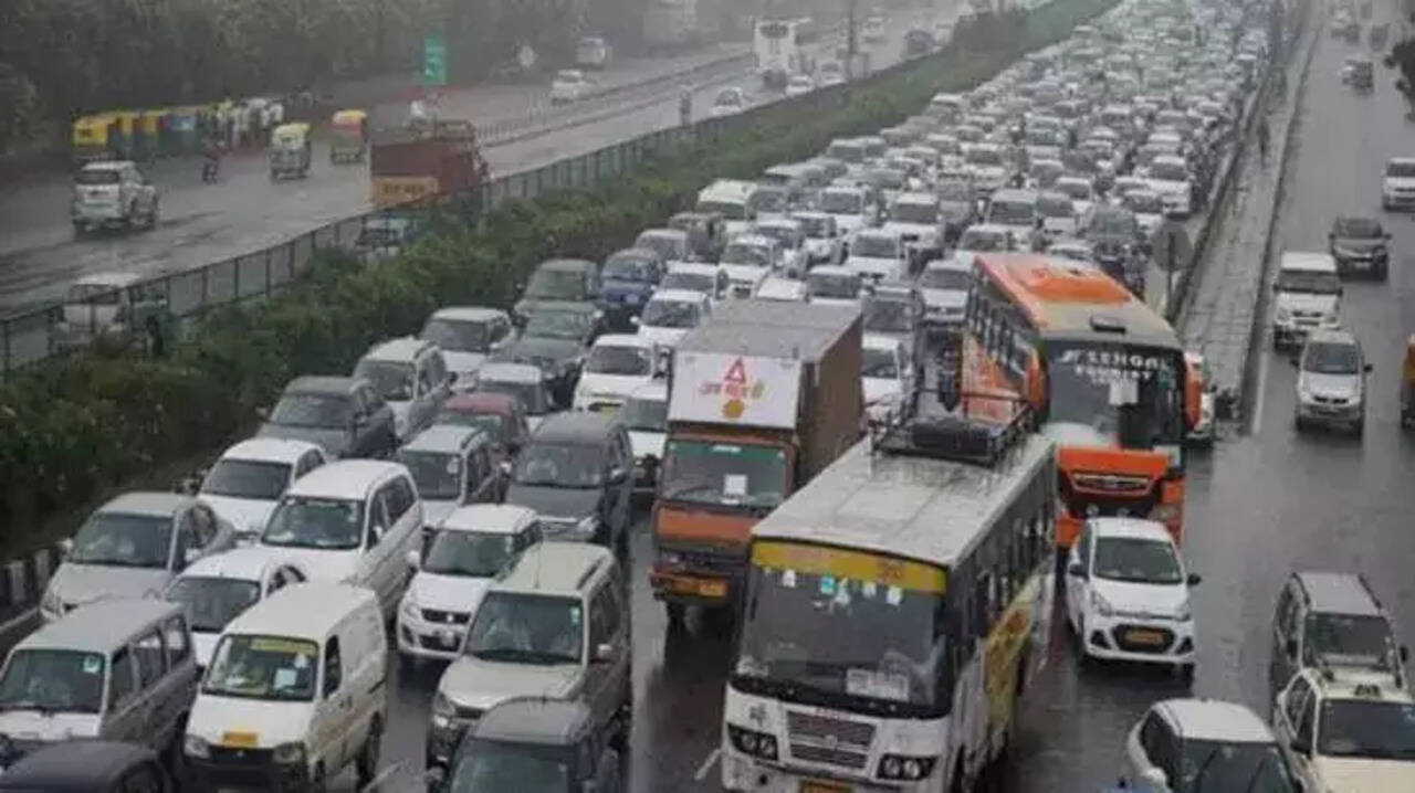 Makar Sankranti rush leads to traffic jam on Hyderabad-Vijayawada highway Makar Sankranti rush leads to traffic jam on Hyderabad-Vijayawada highway