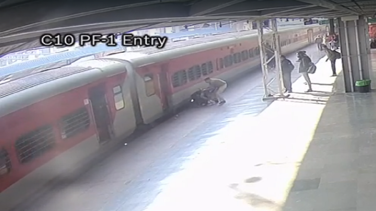 Bhopal: Vigilant RPF saves passenger who got trapped between platform & railway track - WATCH ...