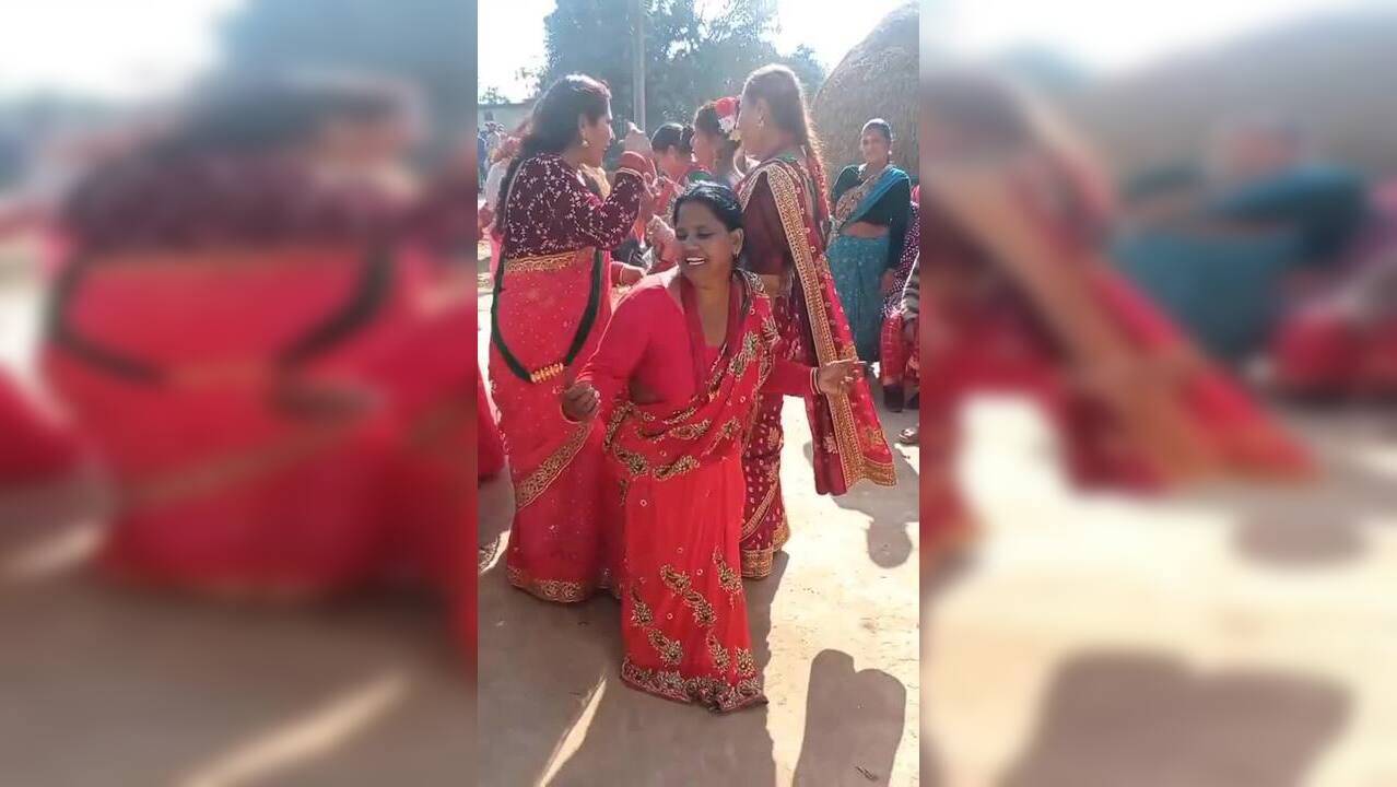 Bindaas aunty dances like no one's watching - Viral Video | Times Now