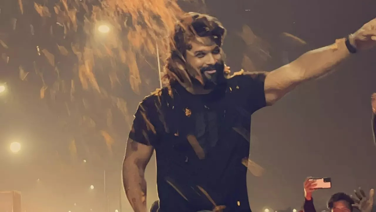 Allu Arjun sports long hair, biceps in new Pushpa 2 look at Vizag ...