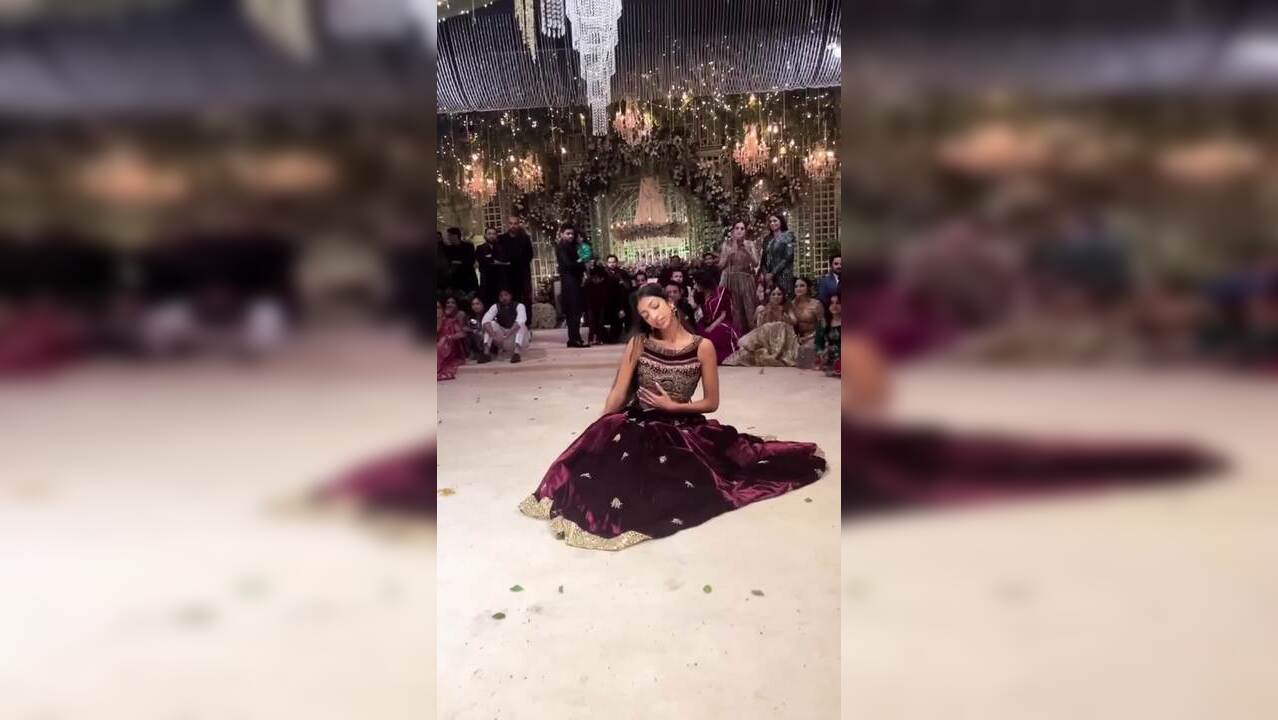 Pakistani girl's killer dance moves to Deepika Padukone's Ang Laga De ...