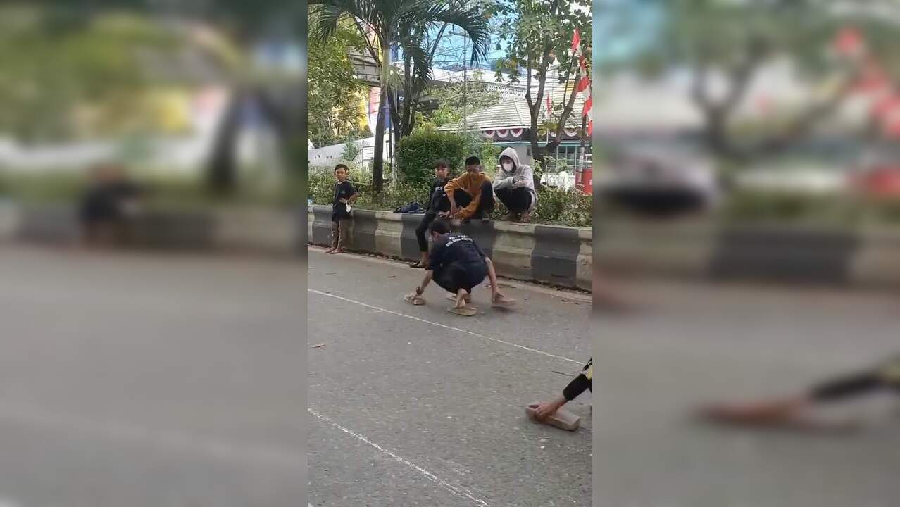 Unique hand-eye-feet coordination race with wooden blocks intrigues ...