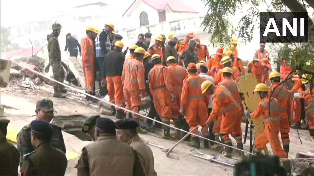 Lucknow building collapse: Third body recovered from rubble, death toll ...