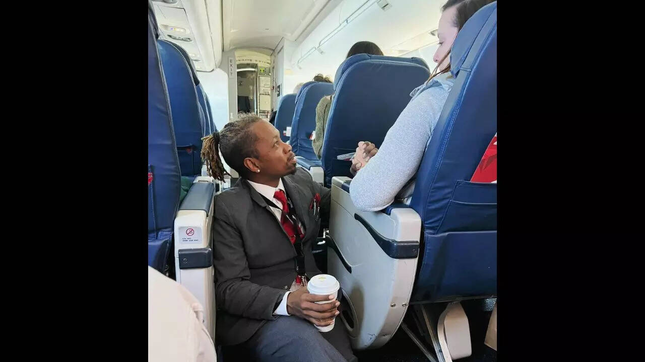Delta flight attendant sits on floor to comfort scared passenger in touching act of kindness ...