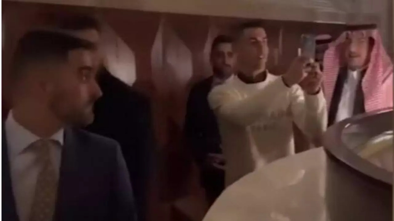 WATCH: Fans film Cristiano Ronaldo during his visit to a restaurant in ...