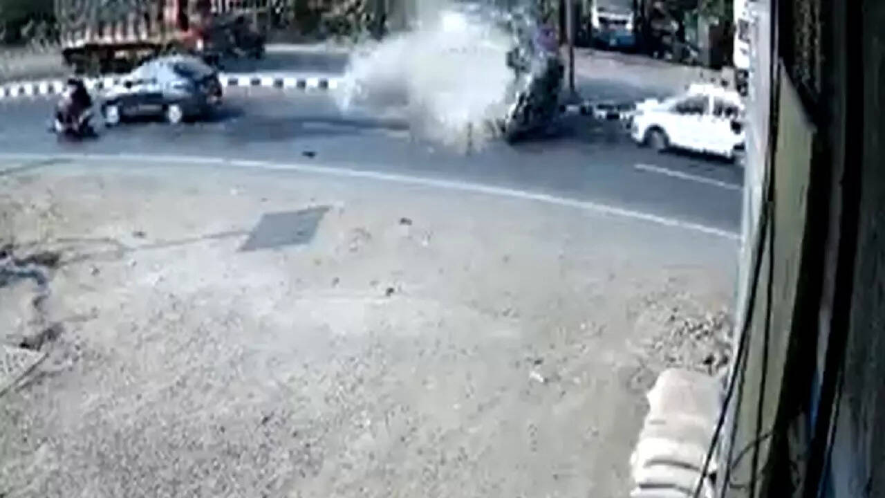 Caught-on-cam: 3 injured after car topples across divider & crashes on ...