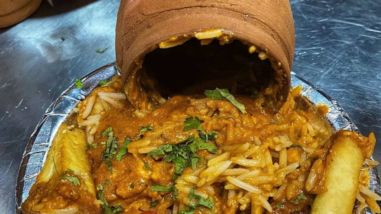 Kulhad wale Chole Chawal Palak in Delhi [WATCH] | Lifestyle News, Times Now