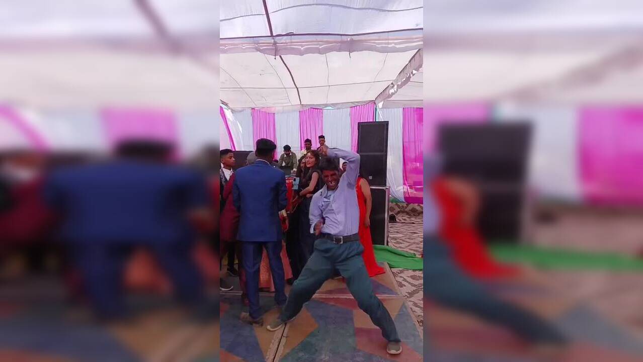 Dance video viral | Man's hilarious dance moves to Akhiyon Se Goli ...