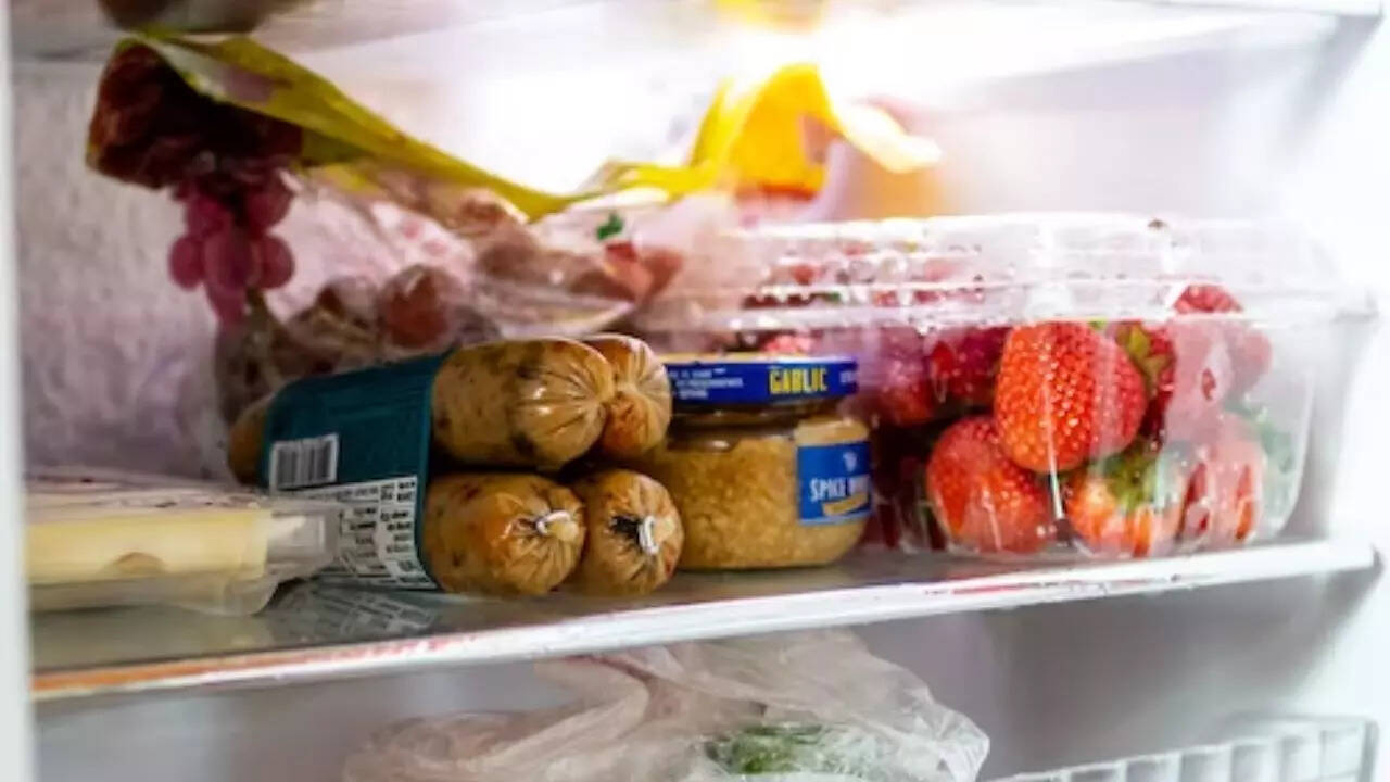 How to remove bad odour from fridge by simply using a newspaper [WATCH ...