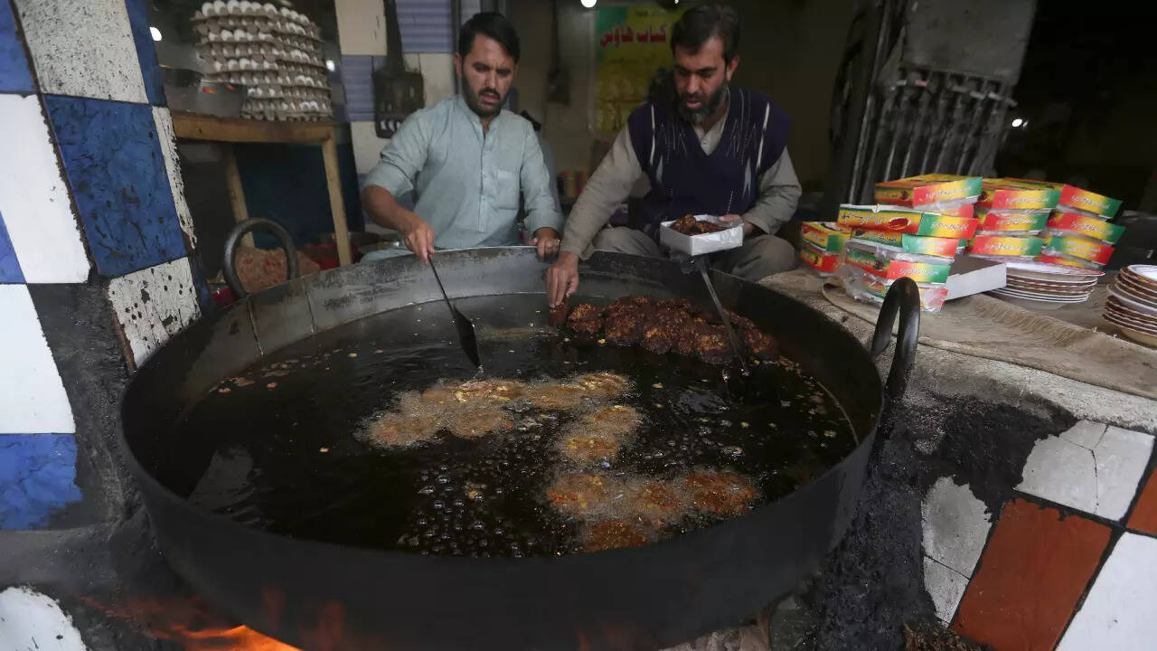 Pakistan's inflation records highest in January 2023 after 1975: Report ...