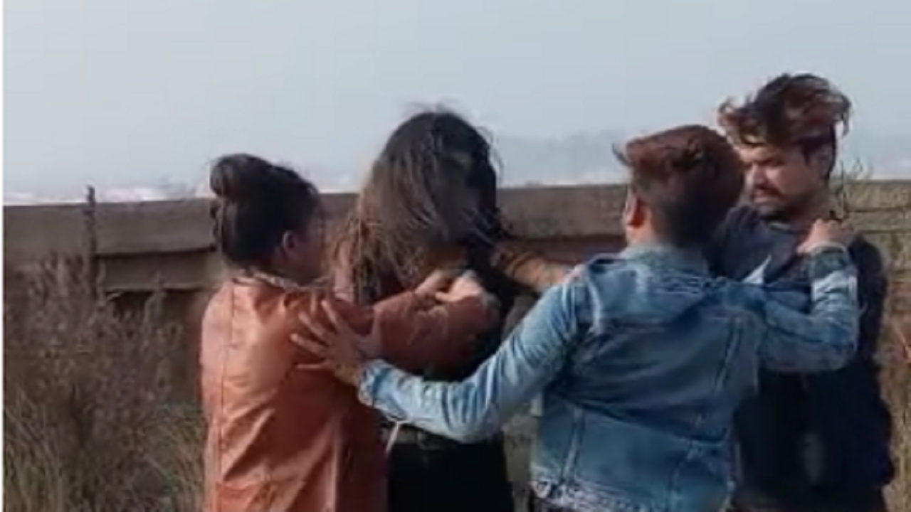 On Cam: Fierce fight in Gwalior after boy slaps, kicks girlfriend ...