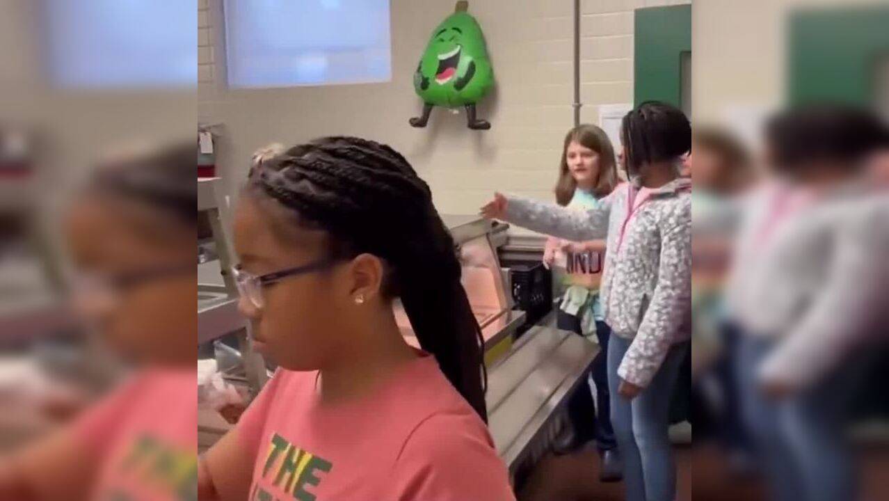 Students learn sign language to communicate with hearing-imparied ...