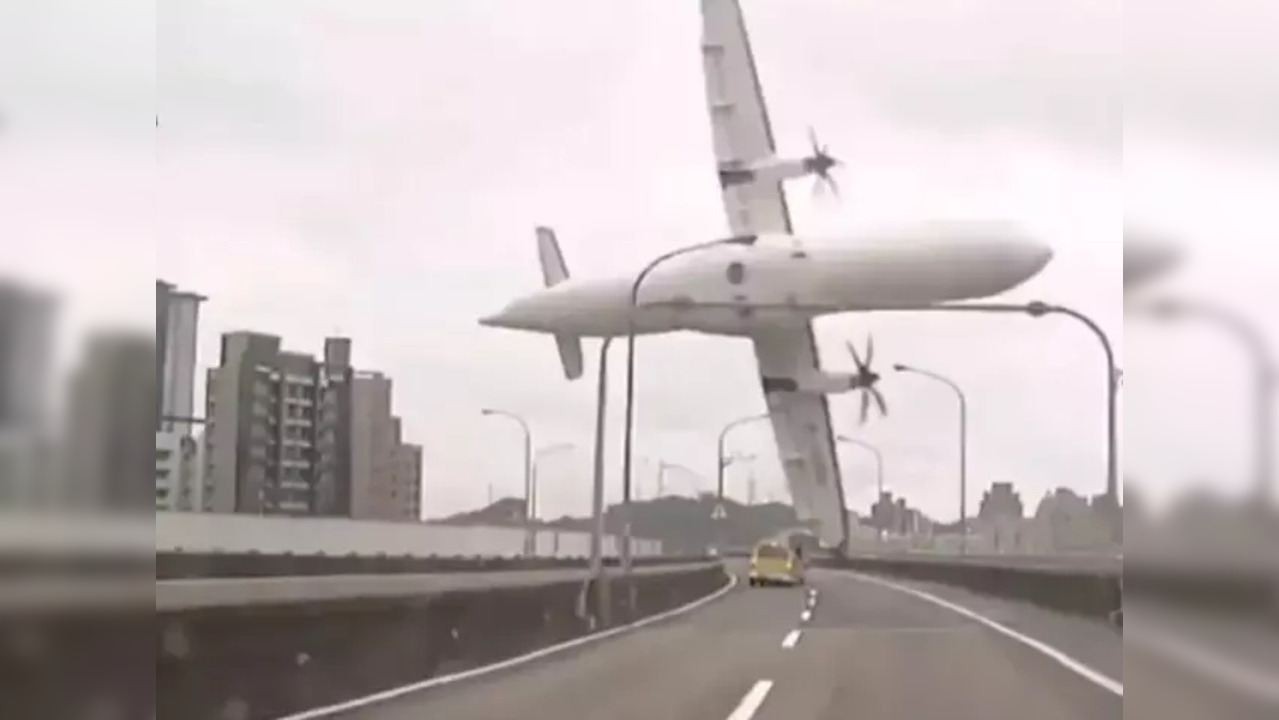 Plane slices car in half seconds before crashing into a river ...