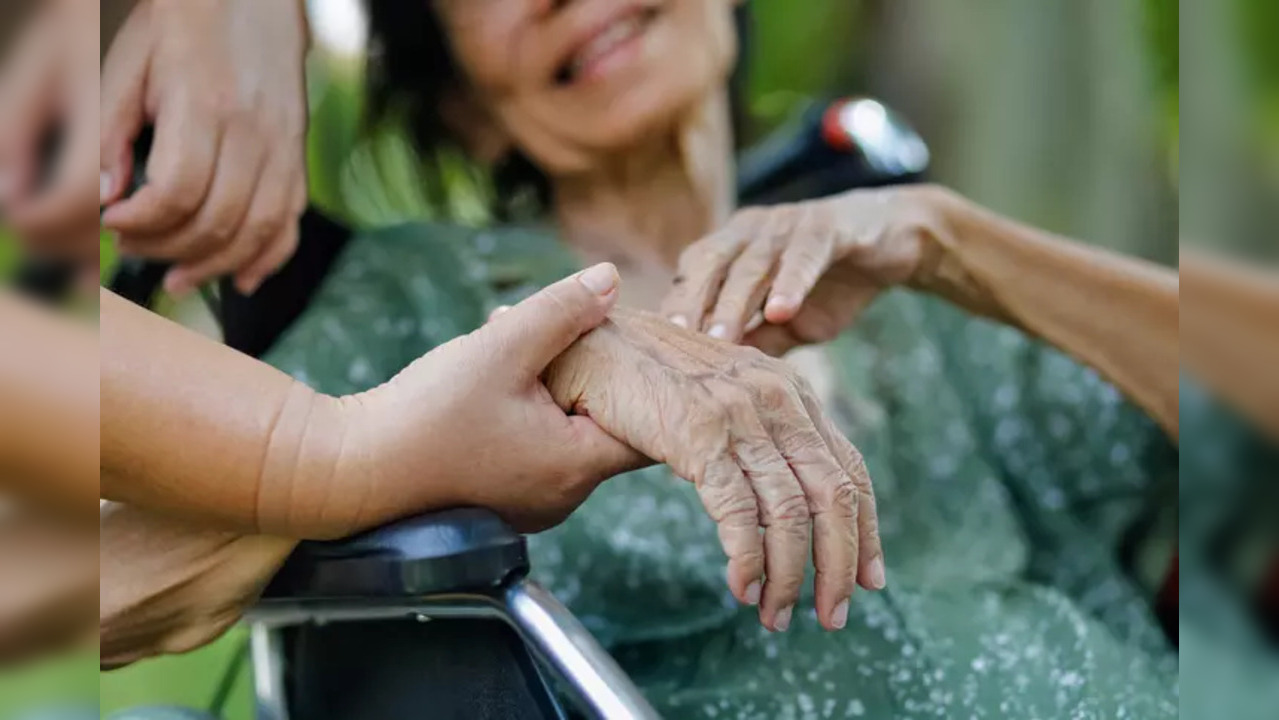 Stroke leaves woman paralysed for 9 years - moves her hand after almost ...