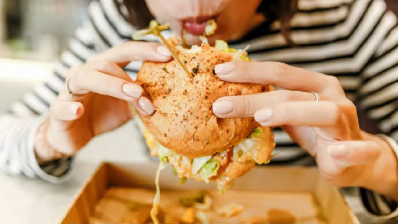 Tired of spilled burger? Here's how to eat burger the right way [WATCH ...