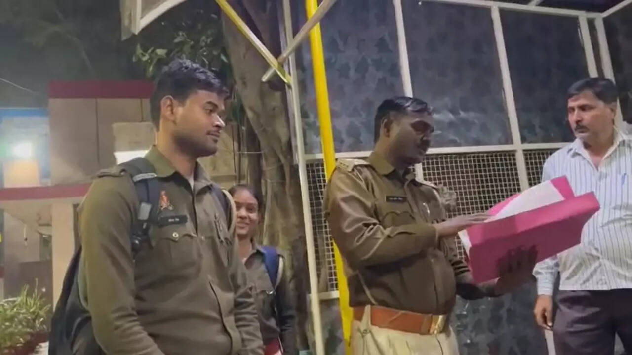 Singer Neha Singh Rathore gets notice from Kanpur police for 'UP Mein ... Singer Neha Singh Rathore gets notice from Kanpur police for 'UP Mein ...