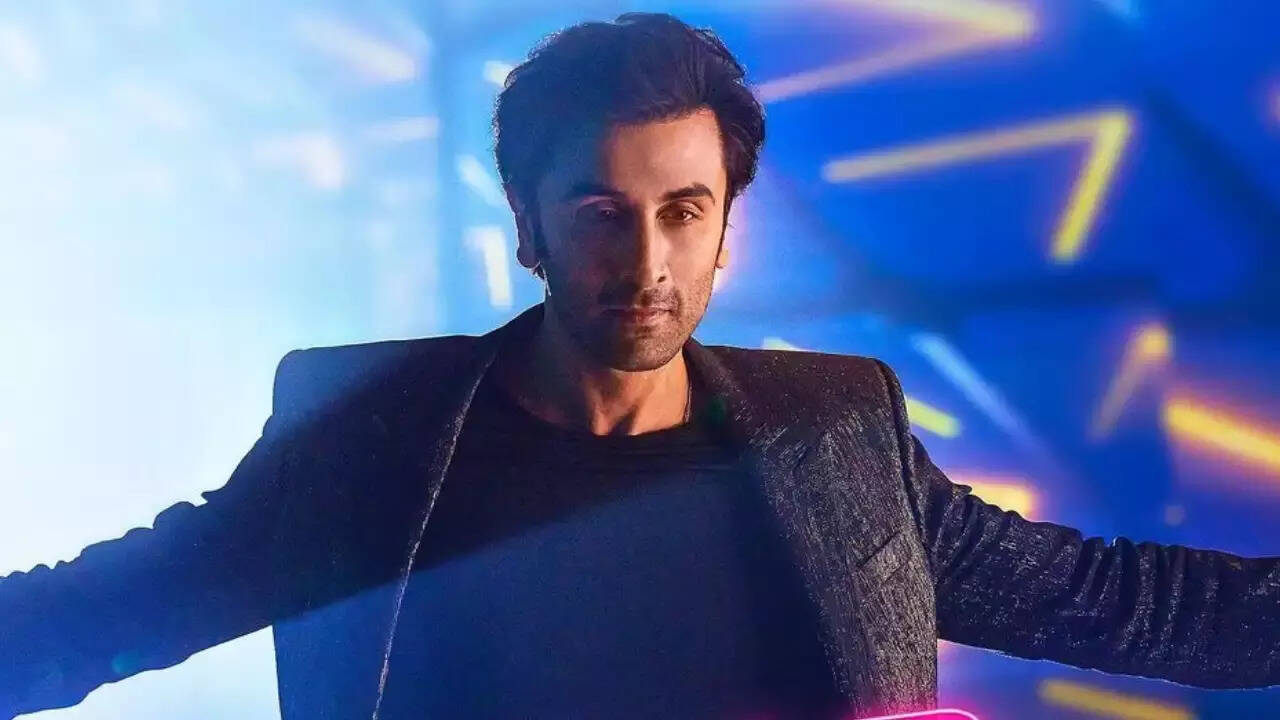 Ranbir Kapoor sets internet on FIRE as he grooves to Ek Pal Ka Jeena at ...