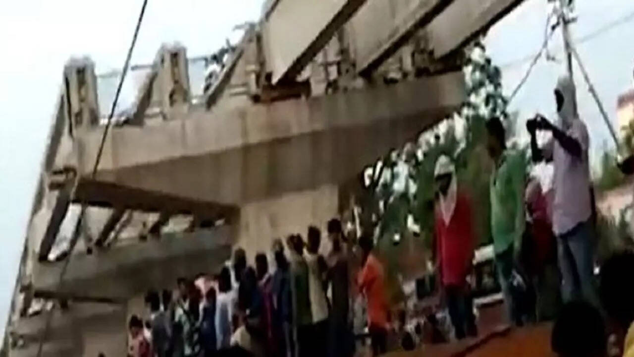 FACT CHECK: Viral Video of Metro Pillar Collapsing in Delhi's Najafgarh ...