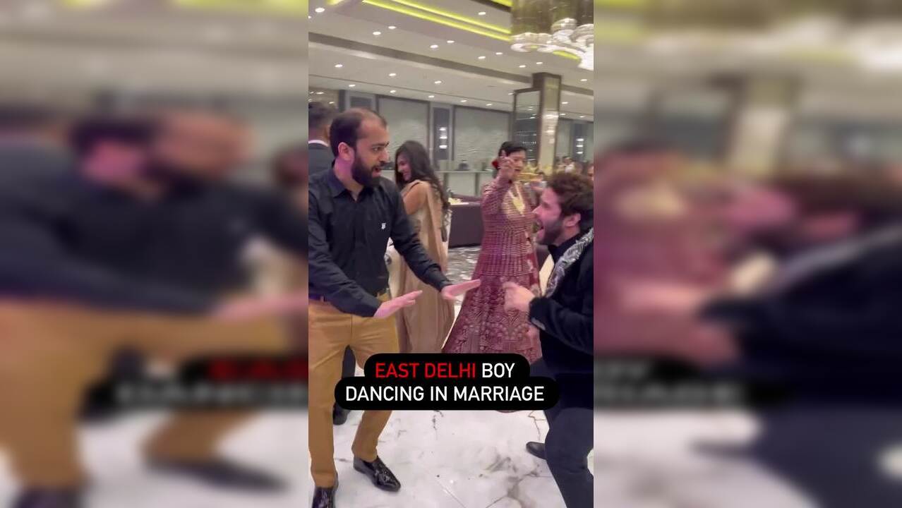 Wedding dance video | South Delhi boy vs East Delhi boy: Dance at ...