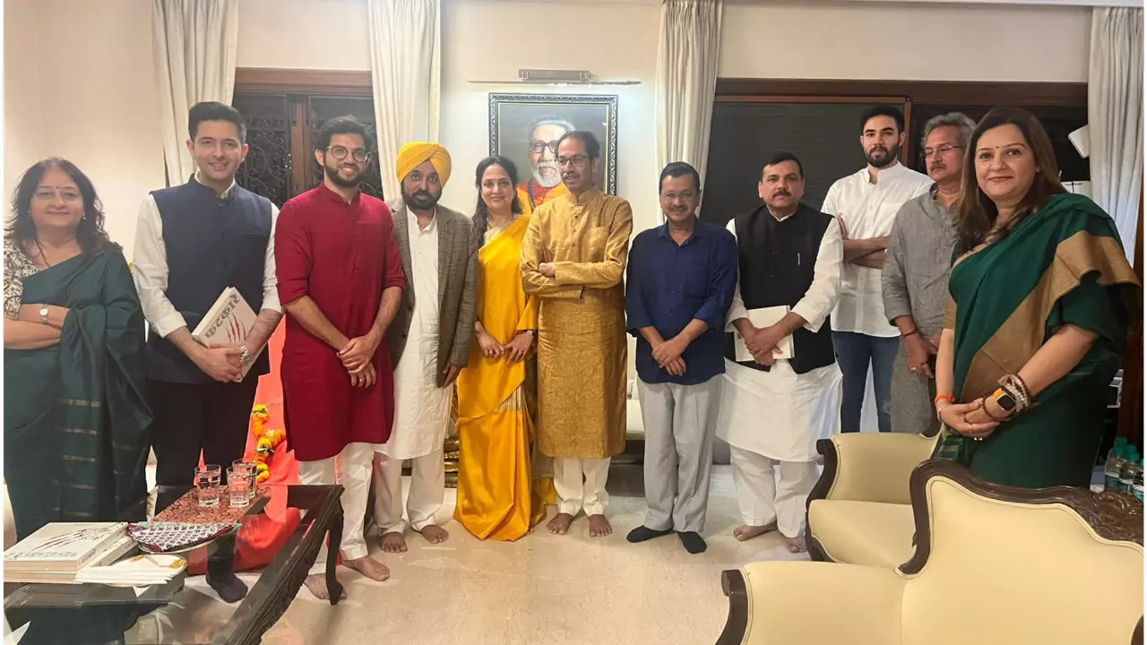 Amid Shiv Sena tussle, Uddhav Thackeray meets Arvind Kejriwal, other ...