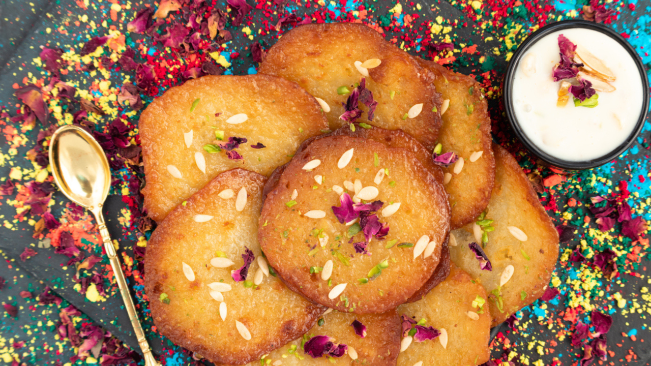 Holi 2023 Recipes | Savour this appetizing Malpua with Kesar Rabdi ...