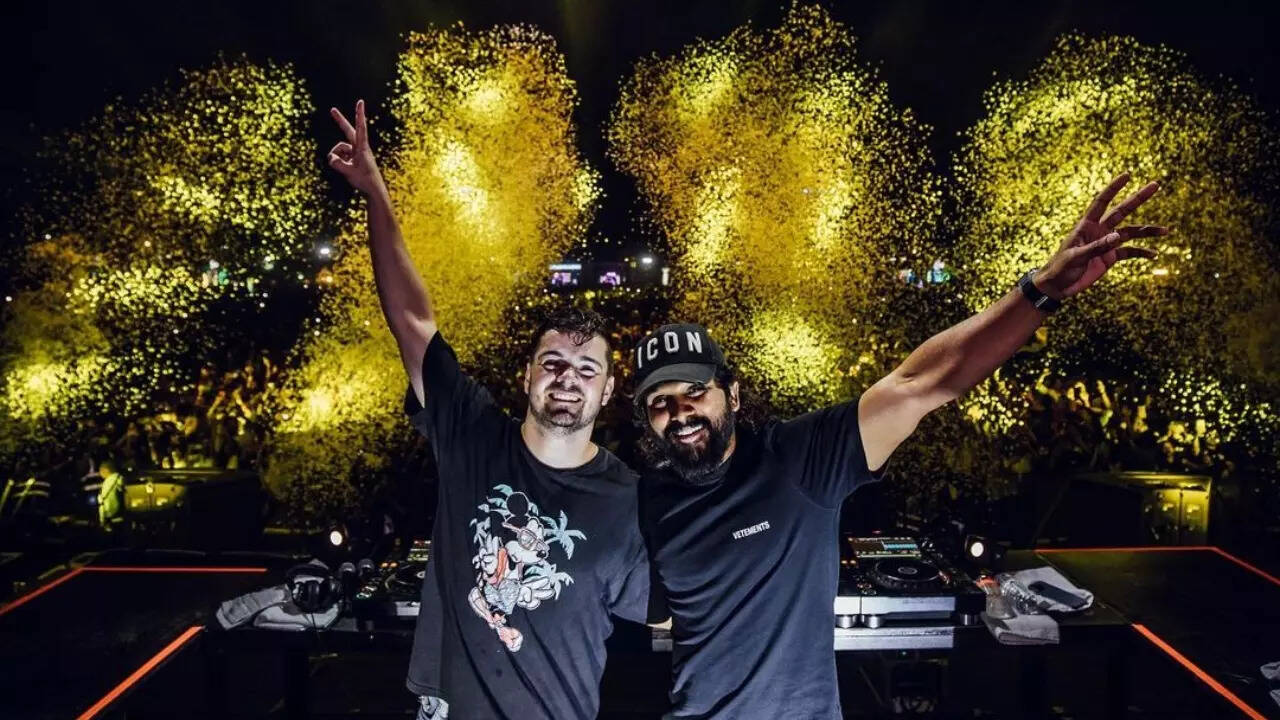 Allu Arjun sets the internet on FIRE as he shakes a leg to Oo Antava ...