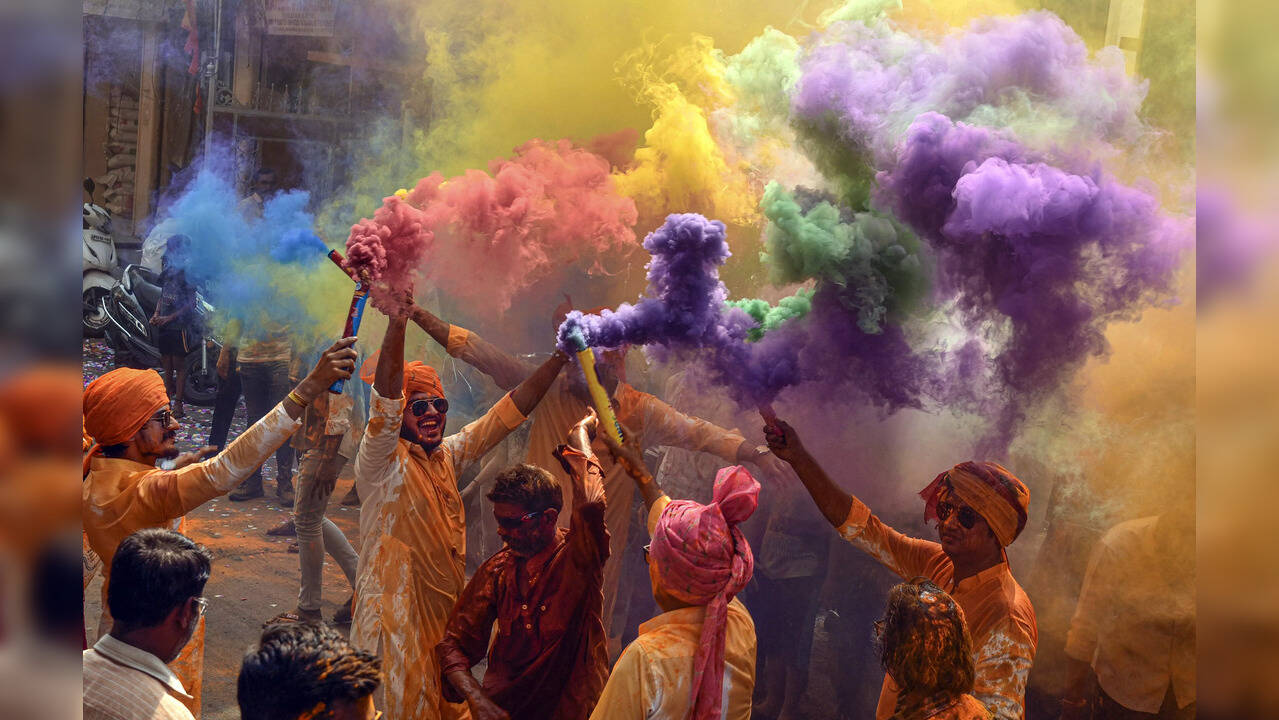 Holi 2o23: India celebrates festival of colours with full fervour - IN ...