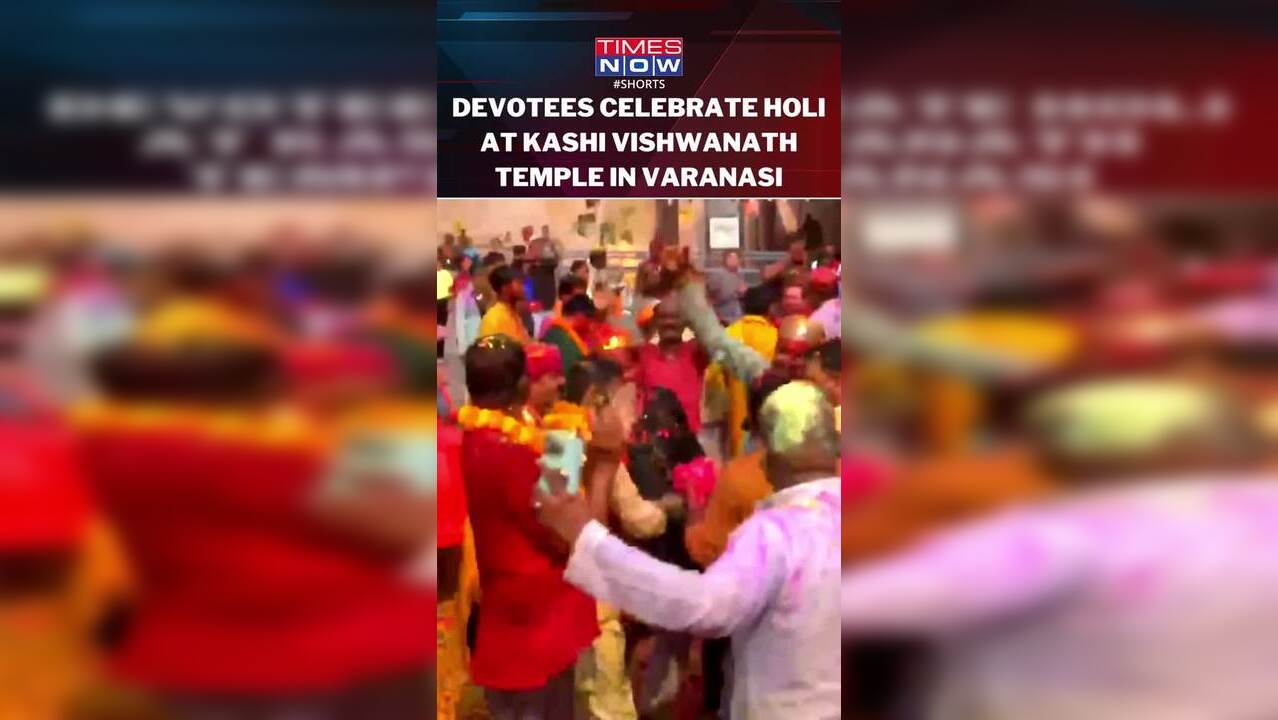 WATCH! Holi 2023: Thousands Of Devotees Play Holi At Varanasi's Kashi Vishwanath Temple
