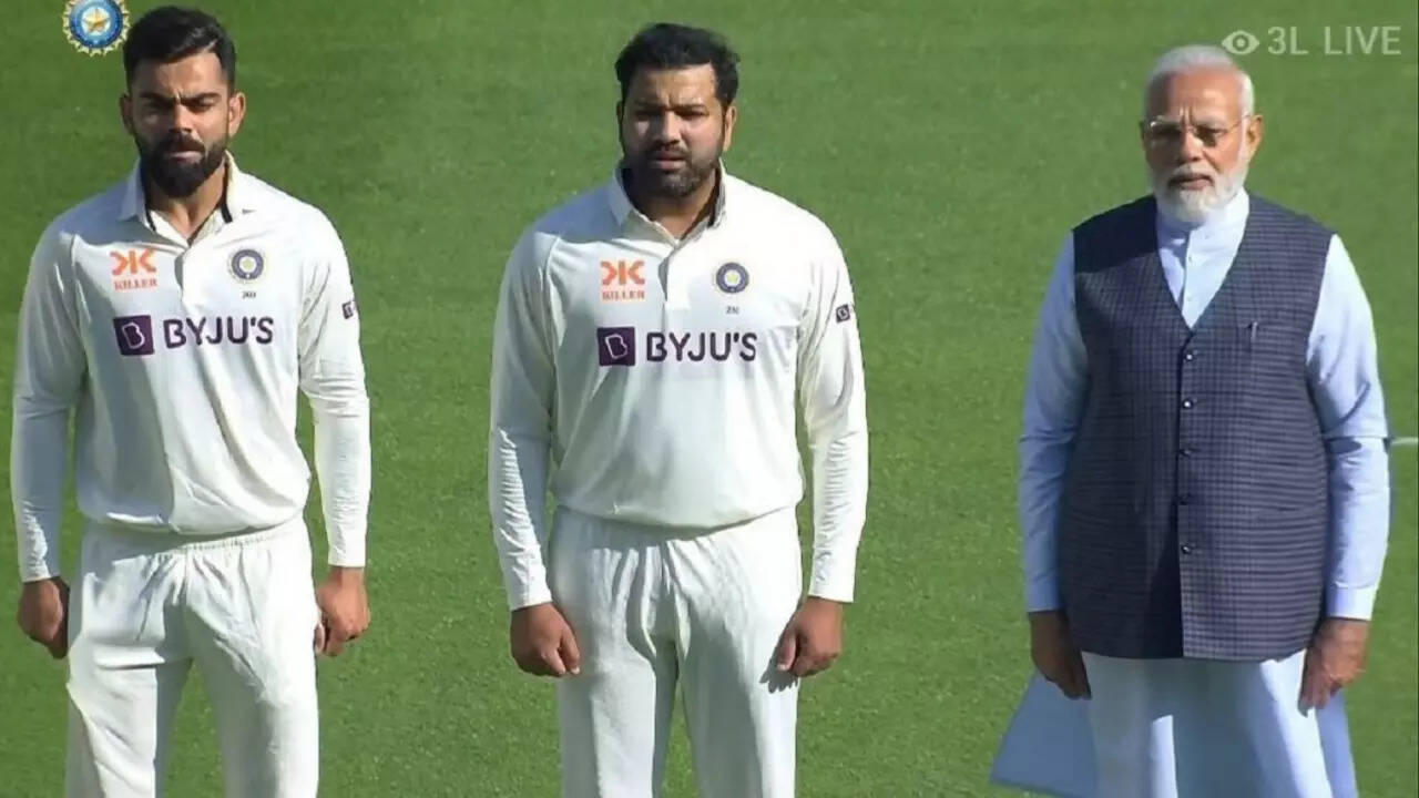 WATCH: PM Narendra Modi joins Team India to sing national anthem before ...