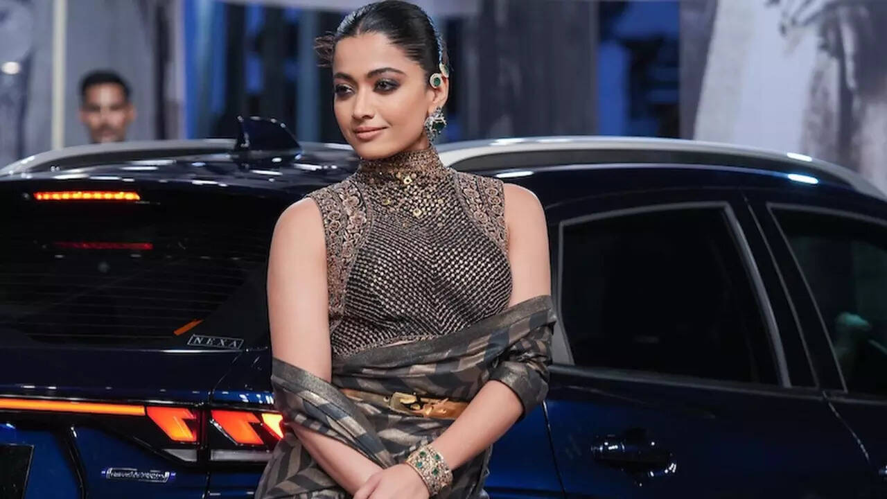 Rashmika Mandanna flaunts backless blouse as she walks the ramp at Lakme Fashion Week | WATCH ...