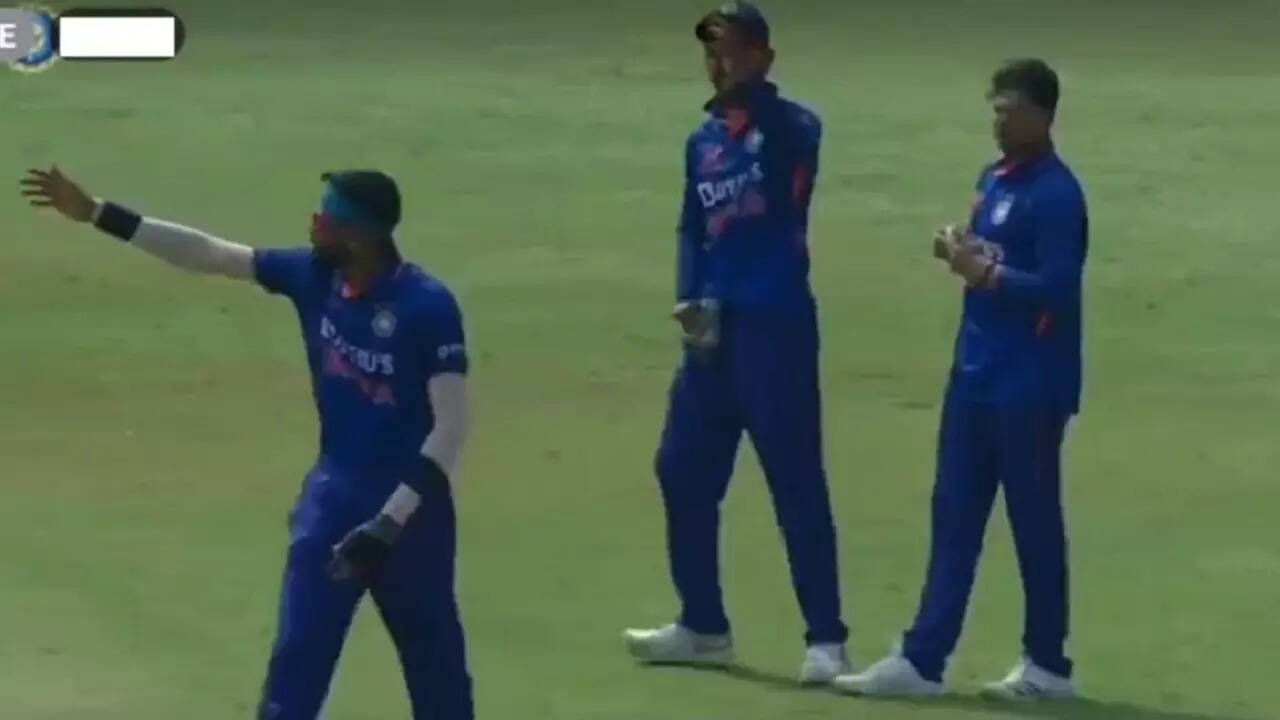 WATCH: Hardik Pandya seemingly ignores Virat Kohli during 1st IND-AUS ODI, ex-captain's reaction ...