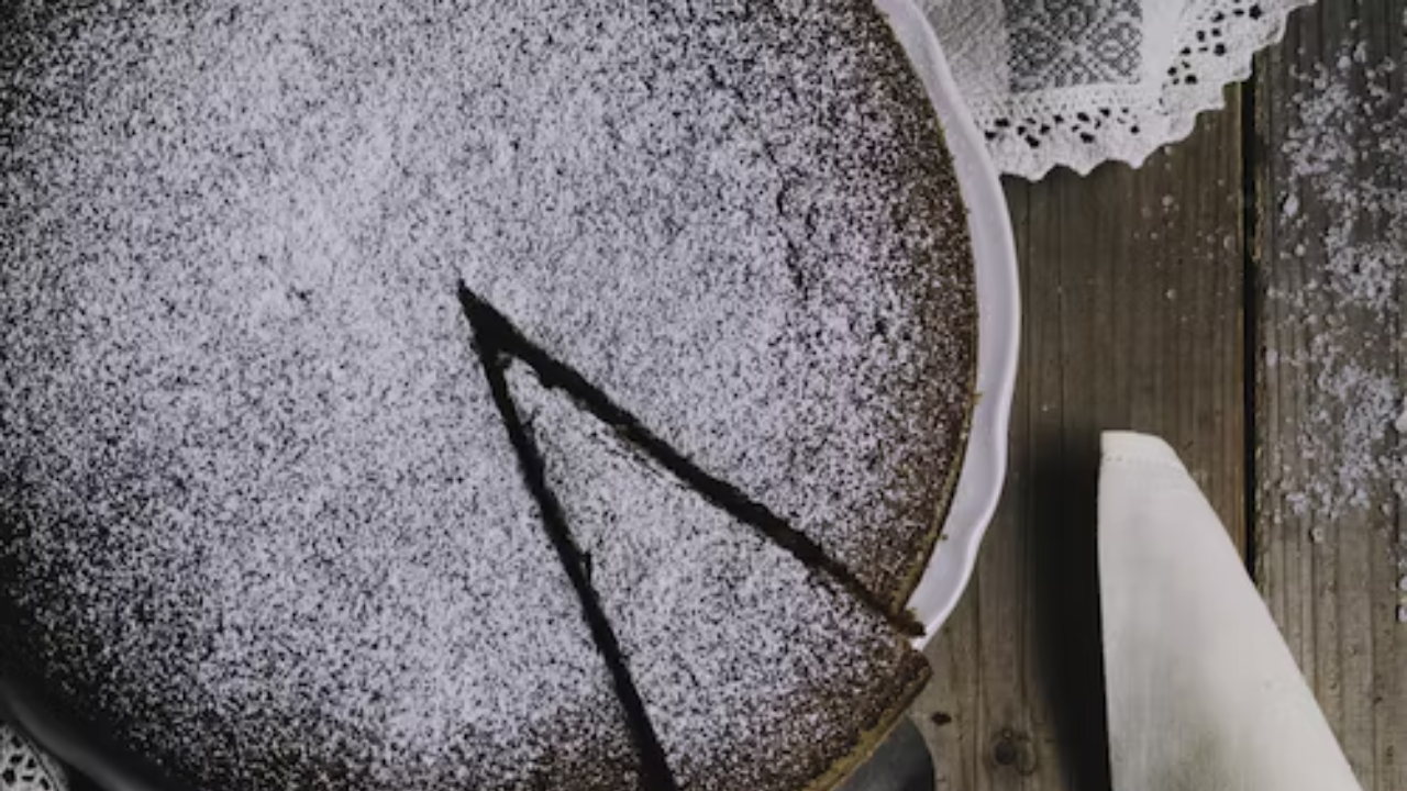 Easy way to make an edible flower pot using chocolate - WATCH VIDEO ...