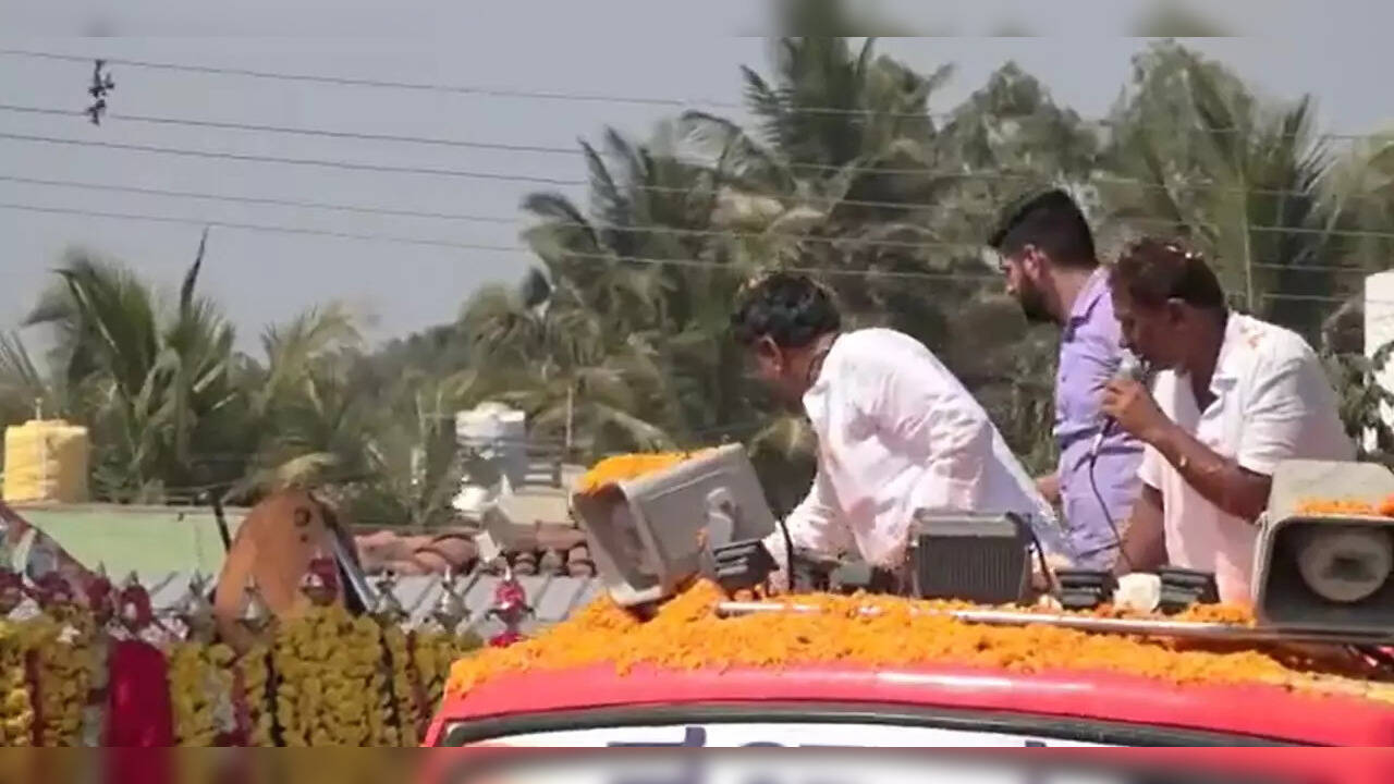 Congress' DK Shivakumar showers Rs 500 notes at crowd in poll-bound ...