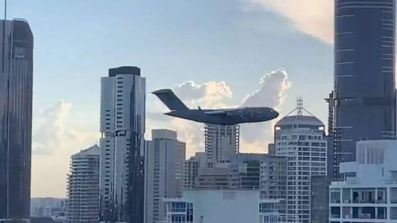 Watch this Australian Air Force plane make a terrifyingly low flyby ...