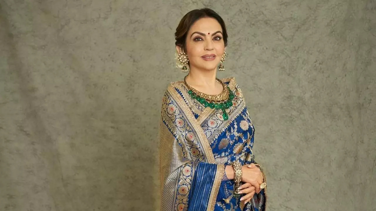 Nita Ambani Gracefully Dances to Shreya Ghosal's Raghupati Raghav At ...