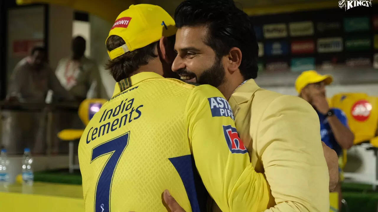 Grand Reunion! MS Dhoni Meets Suresh Raina, CSK Legends Share Warm Hug ...