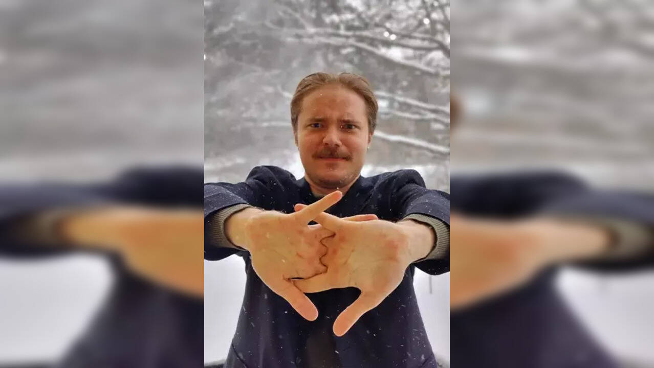 Man does the 'impossible', cracks 46 joints in his body to set world ...