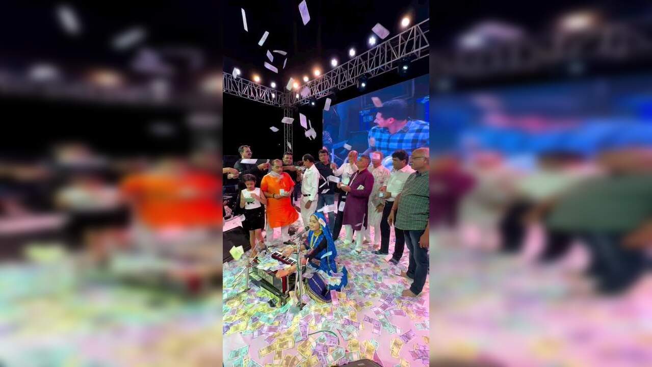 Geeta Rabari | It's Raining Money! Gujarat Folk Singer Showered With ...