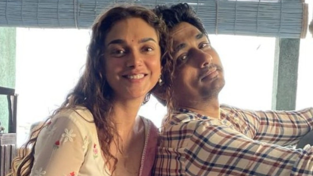 Watch Rumoured Couple Aditi Rao Hydari Siddharth Dance On Streets As