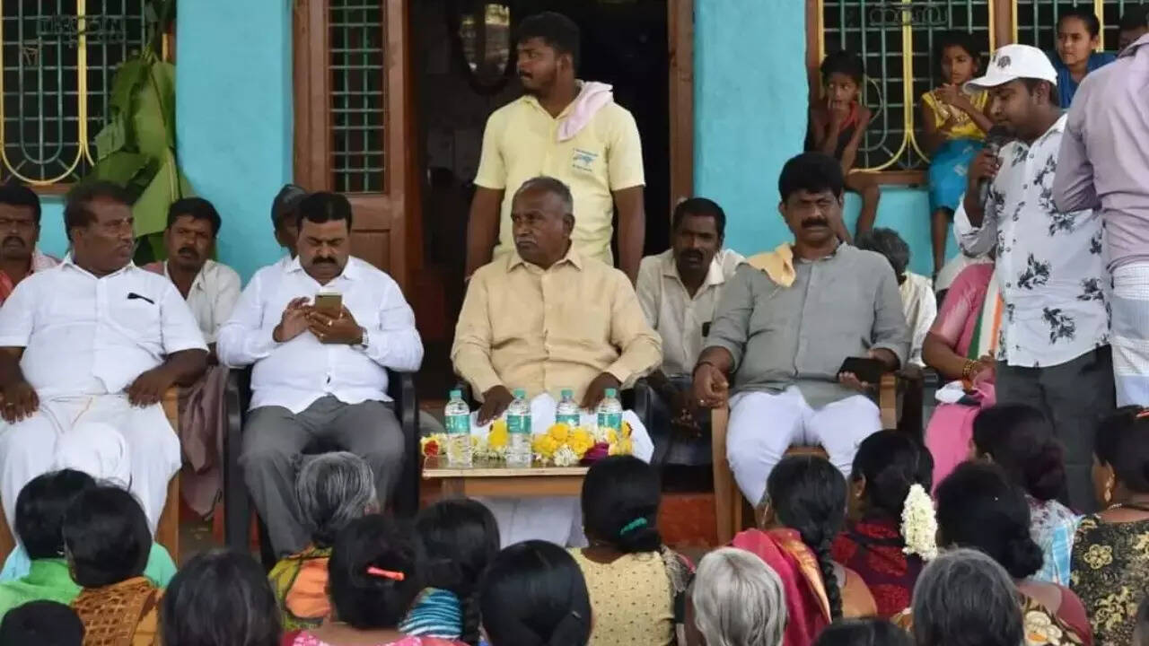 Hosadurga: Gulhatty D Shekhar's Rebellion Means Advantage Congress In ...