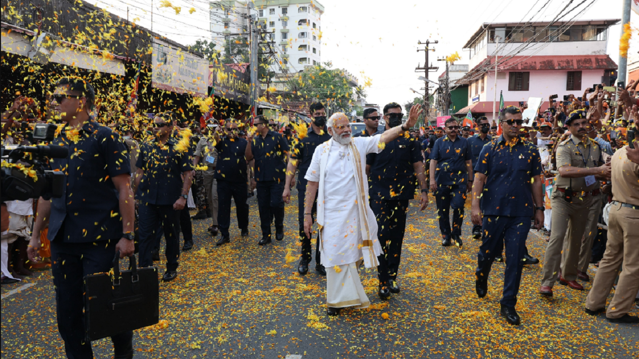 WATCH: Days After Threat Letter, PM Modi Walks Ahead Of Convoy During ...
