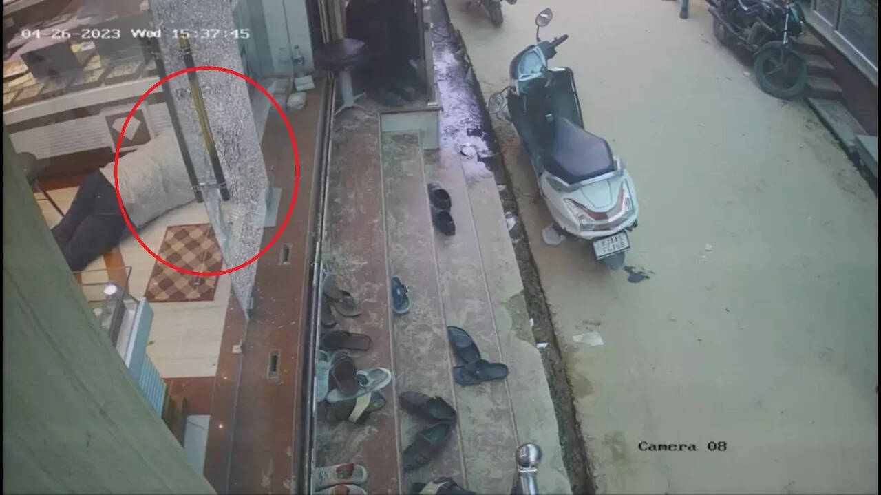 Caught On Cam: Gunmen Open Fire At Jewellery Store After Threat By ...