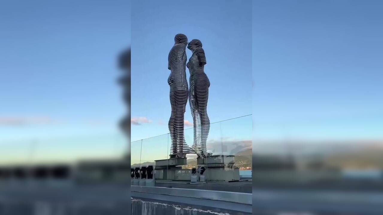 Ali And Nino: Batumi's Literally Moving Metal Statues Circle, Merge To ...