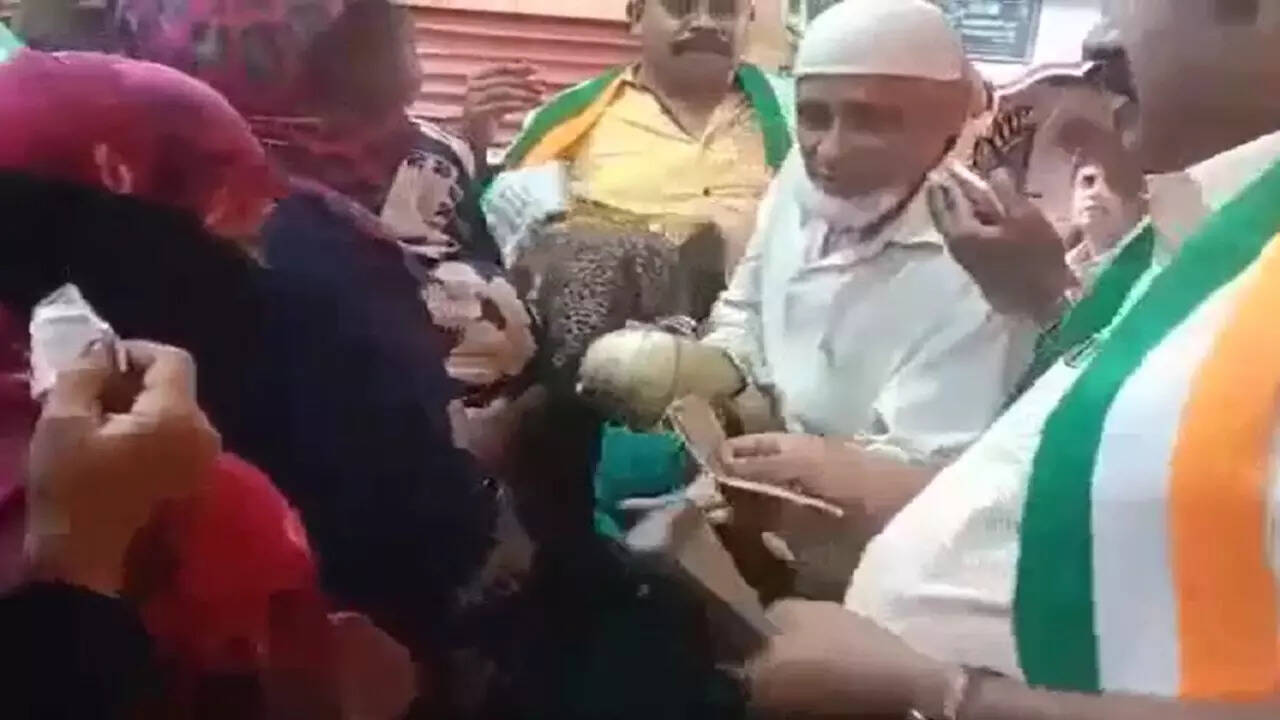 Karnataka: Video Of Congress Workers Allegedly Distributing Money Ahead ...